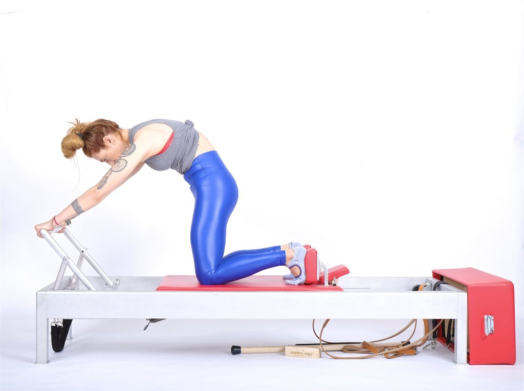 Knee Stretches Round Back on the Reformer | Online Pilates Classes